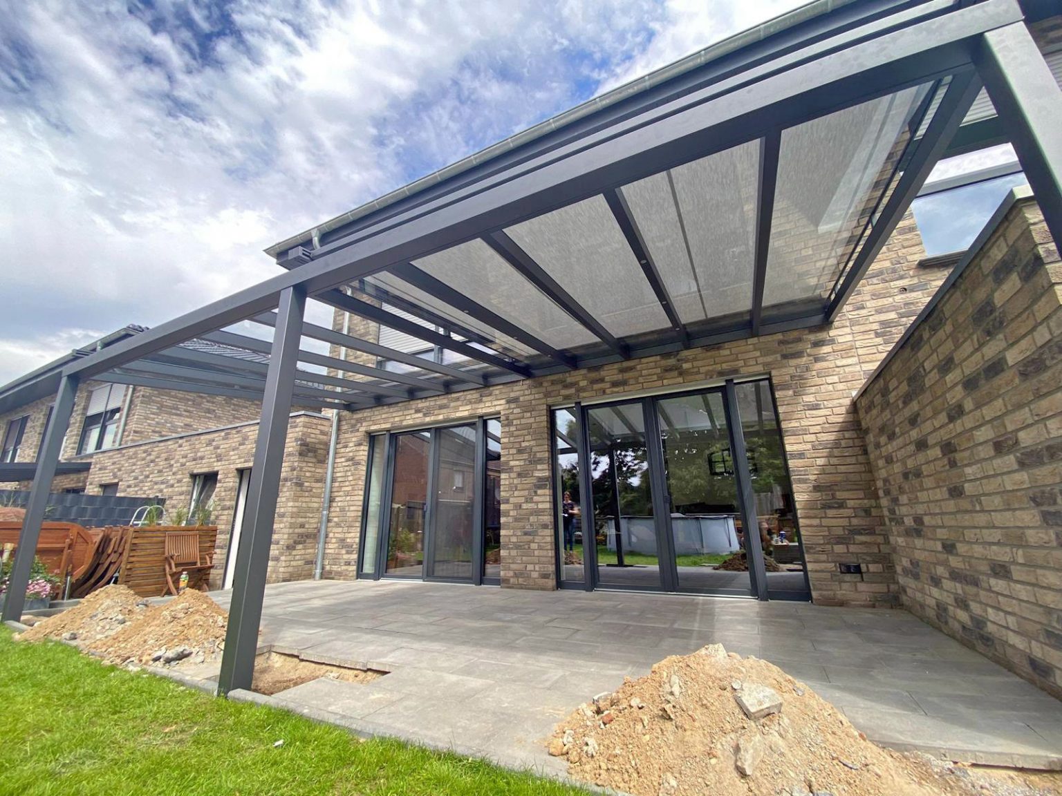 Alu Terrassenüberdachungen bei jeder Wetterlage - Terrassendach-Haendler.de