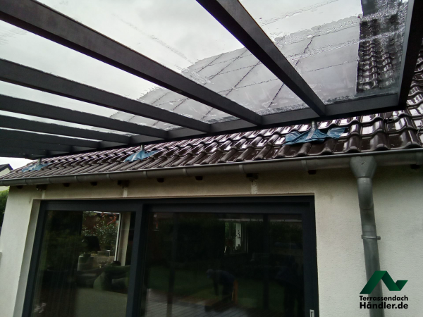 Terrassendach mit Aufdachmontage - Terrassendach-Haendler.de